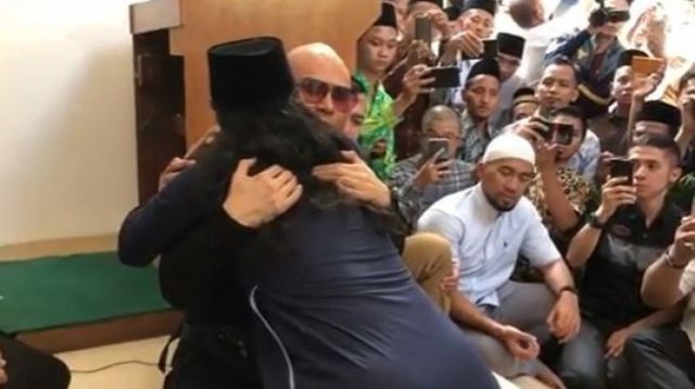 Ketika Orang Membaca Syahadat Masuk Islam, Apakah Wajib Ada Saksi?